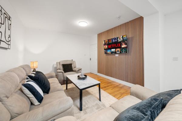 New! 5 Bed Near Heathrow, Sleeps 10, Free Parking - Hampton