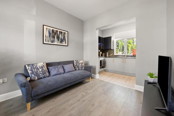 4 Bedroom House, Ilford, 2 Bathroom, Contractors, Parking, Wifi By Damask Homes - London, UK