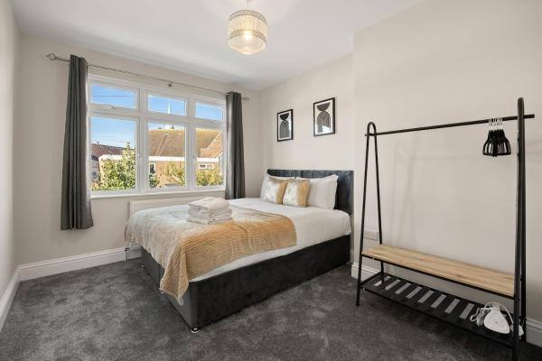 4 Bedroom 2 Bath For Work Crews & Corporate & Parking By Damask Homes - Greenwich