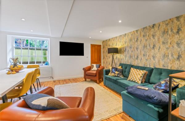Historic 4-bed Home In Liverpool With Parking - Wirral