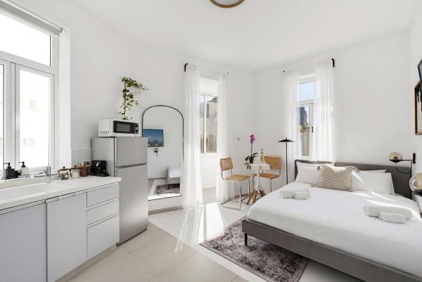 Sea Breeze Neighborhood Magic The Sunlit Studio - Tel Aviv