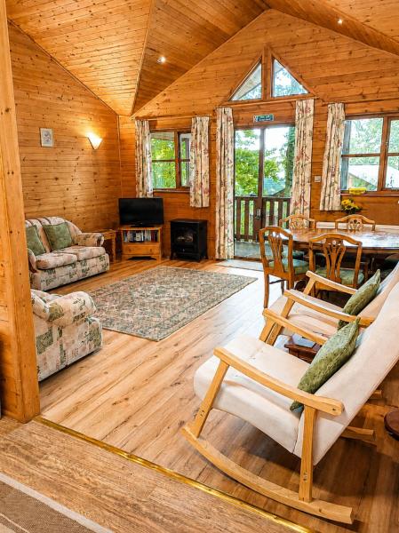 Acorn Lodge A Cosy Log Cabin In A Beautiful Woodland Setting - Laugharne