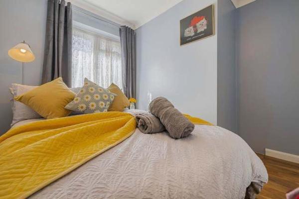 Modern 2-bed Home With Garden & Free Parking - Romford