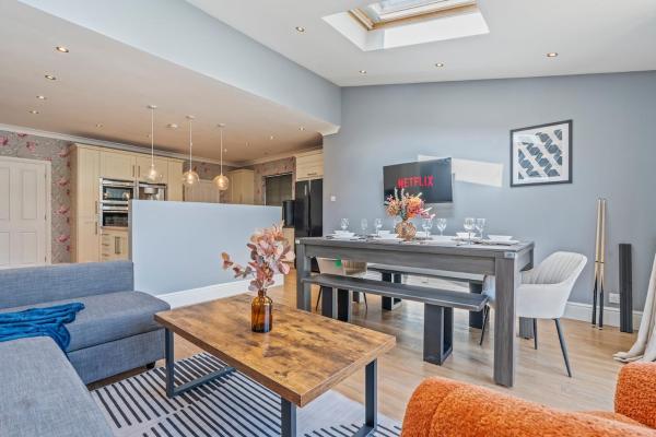 6-bed House Sleeps 12 Near Blackwater Station - Bracknell