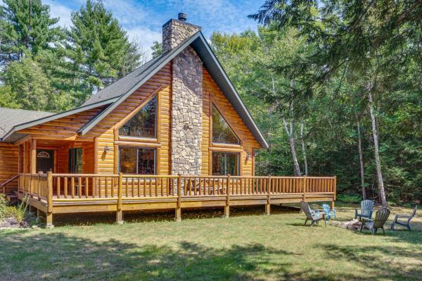 Ski, Hike & Explore! Spacious Conway Cabin W/ Deck - Conway, NH