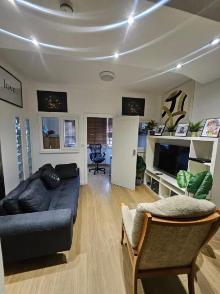 House Sleeps 10 With Hot Tub And Garden - Brentwood