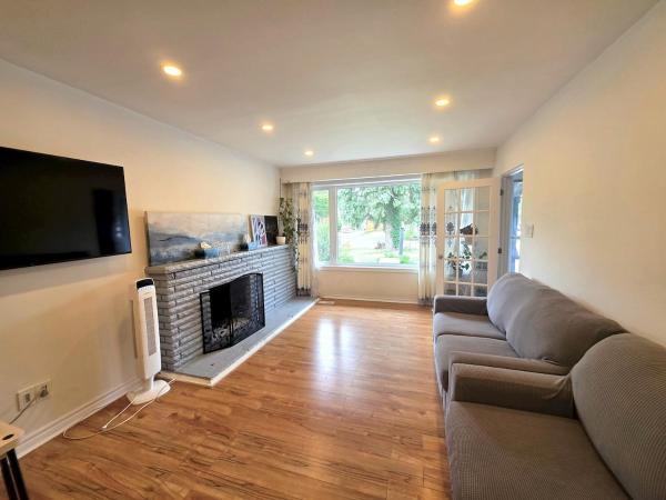 Spacious Toronto Home Near Transit, 3 Br, Sleeps 8 - Toronto