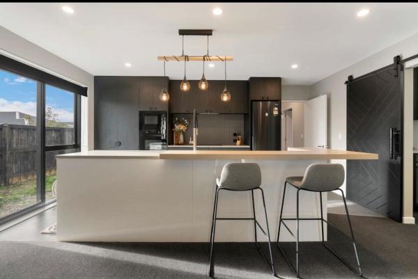 Queen Size Room With Shared Bathroom - Rolleston