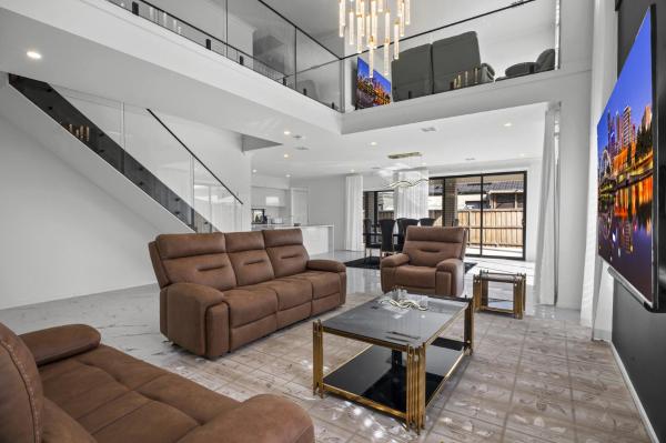 Family 5-bed House Near Tarneit Central - Melton