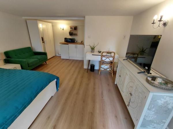 Guest Room With King Size Bed - Full Shower Room - Free Parking - Kitchenette - Nottingham