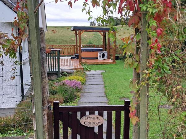 Ornum Cottage With Hot Tub - Loch Ness