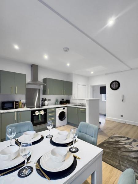 Central Newark Second Floor Apartment Sleeps 6 - Southwell