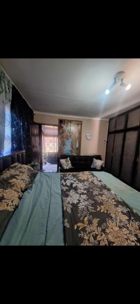 Zee's Apartment - Evander