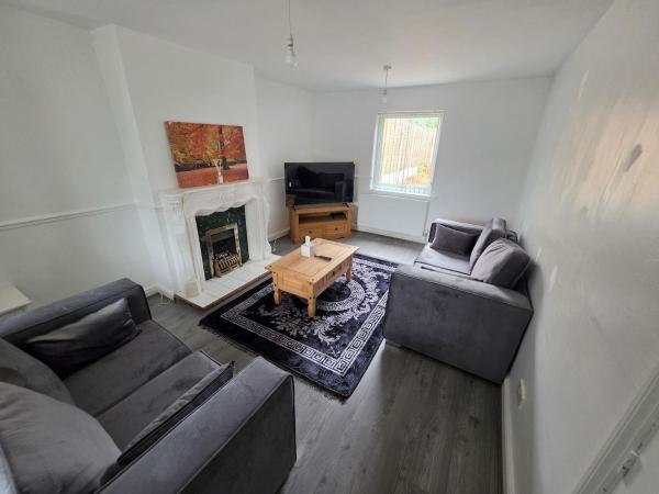 Spacious 4-bed House, Brierley Hill - 