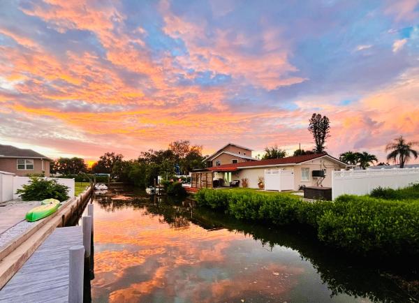 Waterfront Retreat With Kayaks, Walk To The Beach - Venice Beach, FL