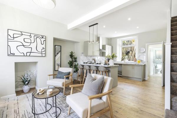 Modern 3-bed Swansea Home With Parking For 2 Cars - Swansea