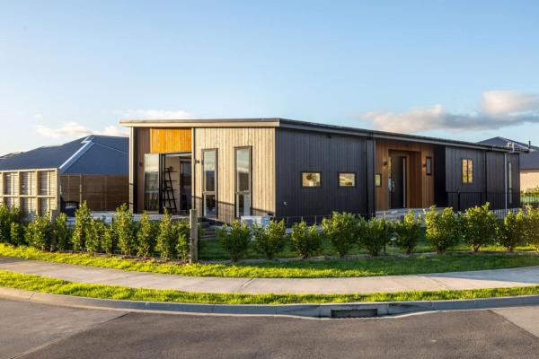 Luxe On Burgundy, Martinborough - Martinborough