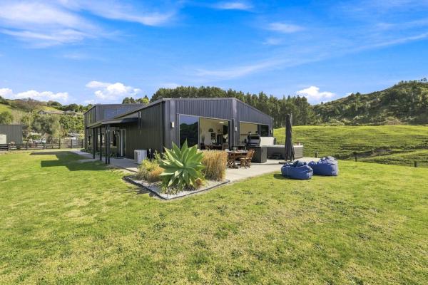 The Black Barn - Whakatane Holiday Home - Matatā