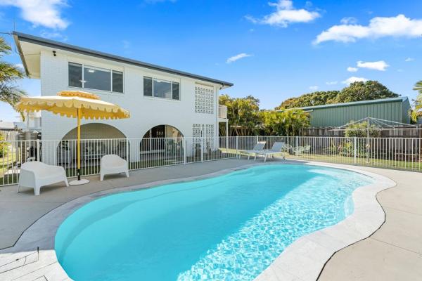Poolside Family Retreat - Hervey Bay