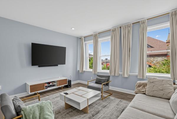 Expansive Urban Canvas In Baltimore Apts - Parkville, MD