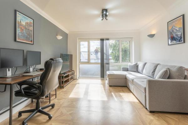Modern City Centre Apartment Sleeps 4 Parking - Pass The Keys - Chelmsford