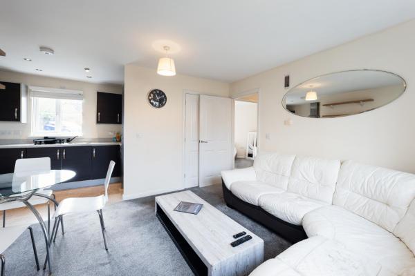 The Corner House | 2-bed With Free Parking - Filton