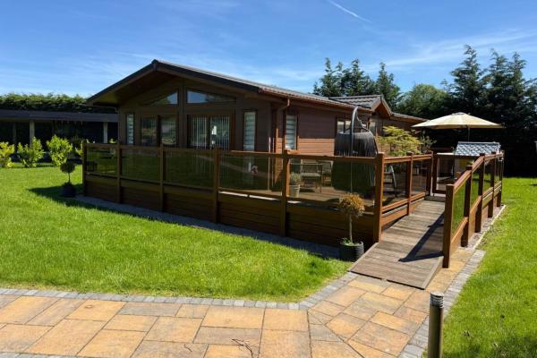 Cabin Sleeps 4 With Parking And Balcony - Chester