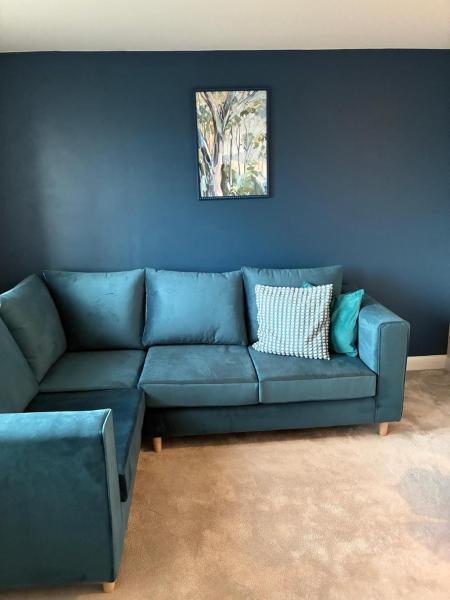 Stylish 4 Bedroom House With 2 Bathrooms - Bedford
