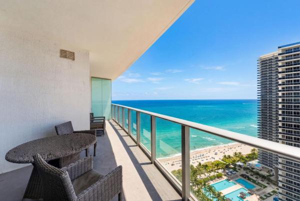 Oceanfront Luxury Apartment Right On The Beach With Pool And Gym - Miami Gardens, FL