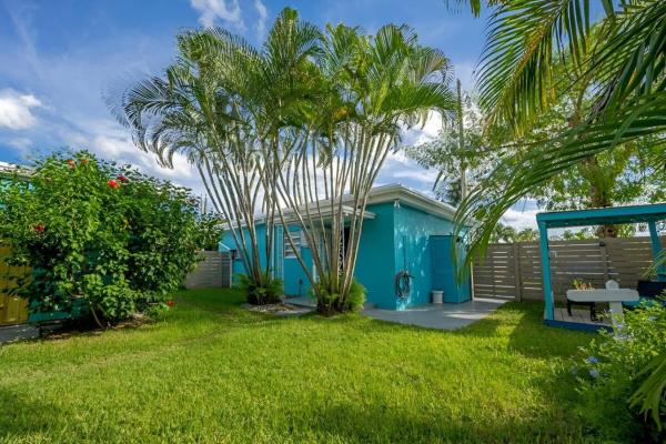 Luna Beach House - Aventura, FL