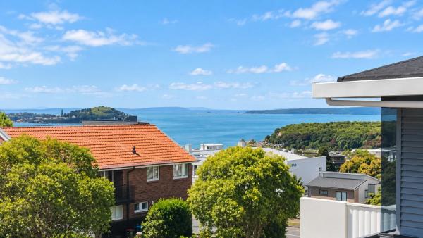 Elegant 4br Home W Sea View & Garden & 3 Min Walk To Beach - Auckland