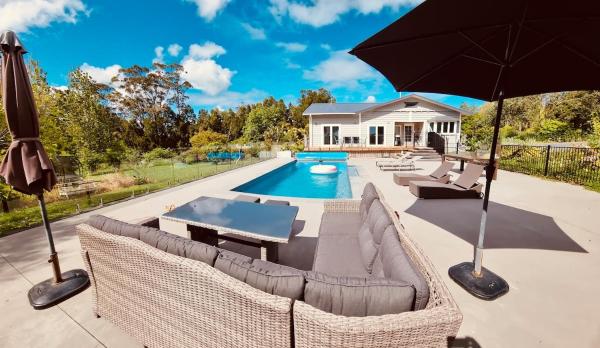 Mangawhai Villa, Poolside Days & Starry Spa Nights - Mangawhai