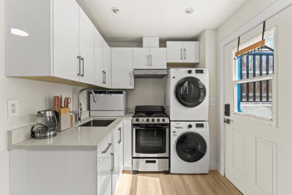 Quiet, Cozy 2br1ba Private Entry Suite Near Skytrain - Vancouver