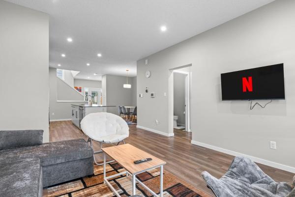 3bhk Close To Airport Backyard Single Family - Edmonton