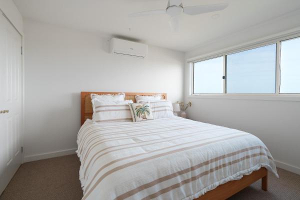 Spacious Coastal Home, Fireplace, Large Yard - Geelong