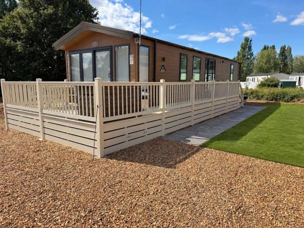 J&t Lodge Billing Aquadrome Holiday Park, Great Billing Northampton Nn3 9da - Northampton, UK