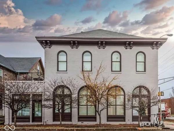Gorgeous Historic Townhome Steps Away From Dt - Indianapolis, IN