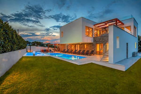 Villa Am Meer Mit Pool & Kinderpool - Leon's Holiday Homes - Pula