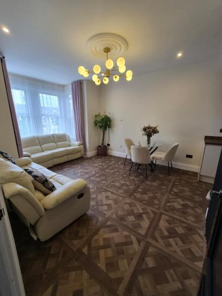 Valentines Break - 1 Bed Spacious Apartment Onsite Parking - Enfield