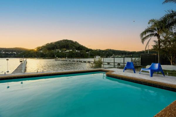 Waterfront Escape With Jetty And Pool - Gosford