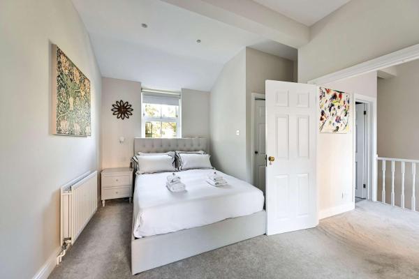 Elegant St Johns Wood Mews - King Bed & Workspace - 풀럼