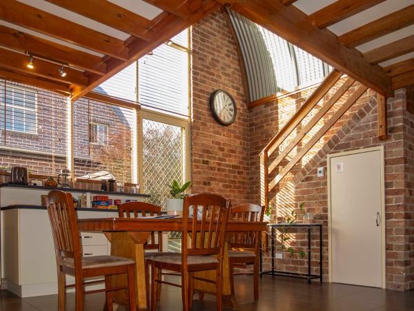 Entire Home, 2 Bathrooms, Office, Walk To Cbd - 알미데일