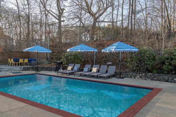 Spacious Poolside Boston Stay Sleeps 8 Pet Friendly - Sudbury, MA