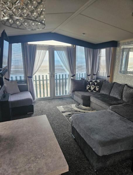 3-bed - Sleeps 6 - Parking - Sea Views - Towyn