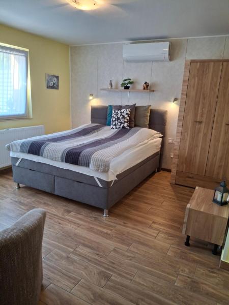 Tulipán Apartmanház - シャールバール