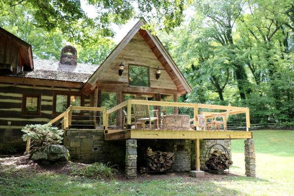 Historic Log Cabin With Luxurious Copper Bathtub Retreat In Knoxville, Tennessee - Knoxville, TN