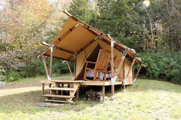 Unique Heated Glamping Tent With Covered Outdoor Fire Pit In Knoxville, Tennessee - Knoxville, TN