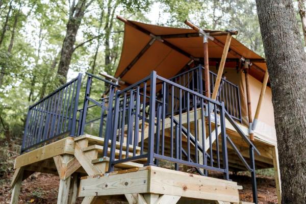 Magical Heated Treehouse Tent With Cozy Fire Pit In Knoxville, Tennessee - 諾克斯維爾