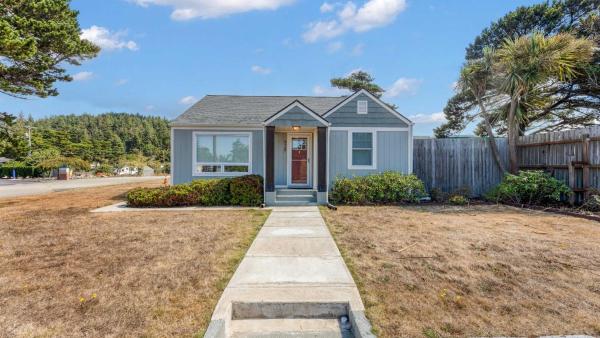 Port Orford Coastal Retreat - Pet Friendly & Fire Pit - Port Orford, OR