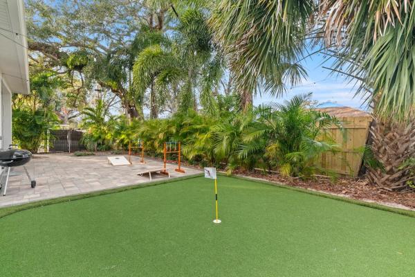 5-min To Zootampa! Spacious 3 Br Home & Mini Golf - ZooTampa at Lowry Park, Tampa